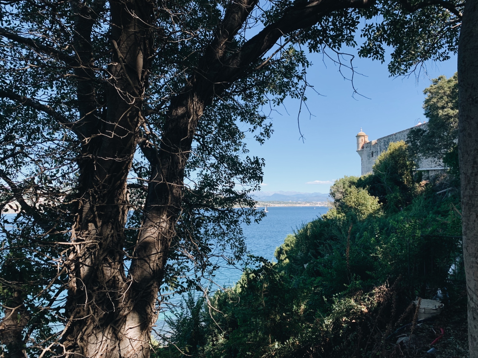 2020 10 | LES ROCHES ROUGES, FRANCE | living on a beach | by eric röttinger