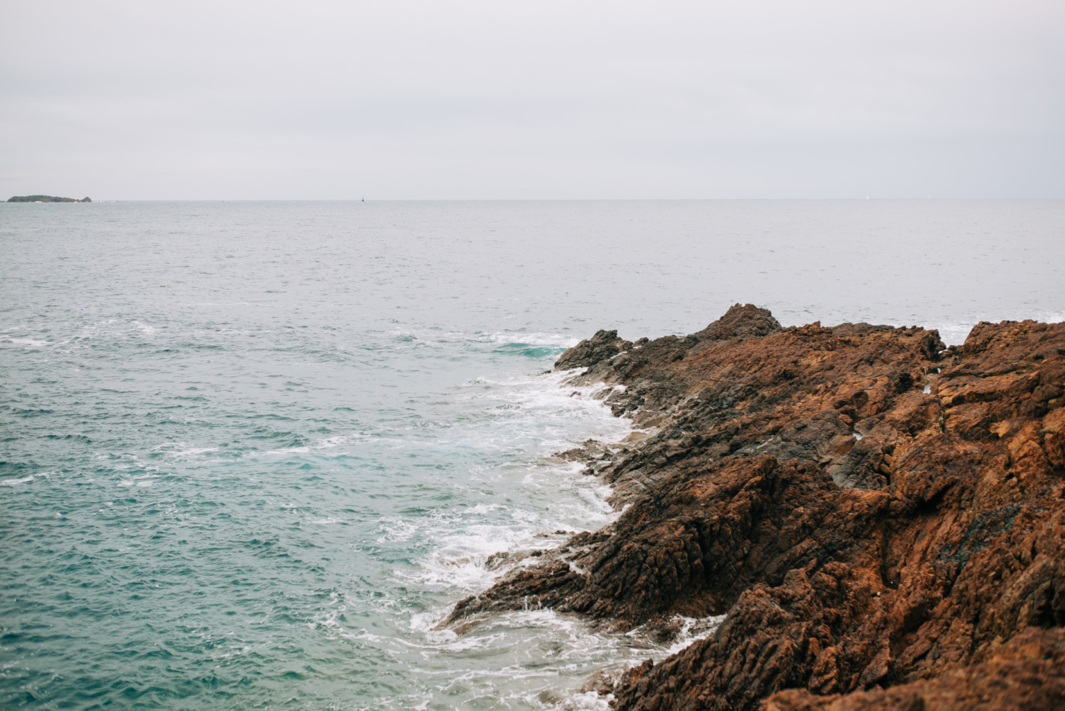 2020 10 | LES ROCHES ROUGES, FRANCE | living on a beach | by eric röttinger